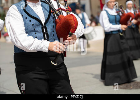 Man playing bagpipe, spanish traditional dance group Stock Photo - Alamy