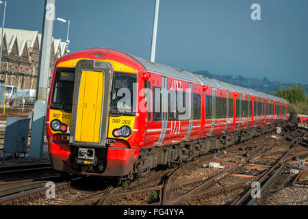 A class 387 Gatwick express train passes through Clapham Junction Stock ...