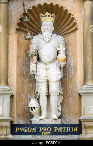 Statue of king Edward III (with sword and scepter), founder of King's ...