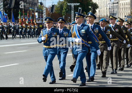 Ukrainian soldiers marching at the military parade Stock Photo - Alamy