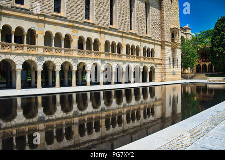 Winthrop Hall and Reflecting Pond UWA crawley Stock Photo - Alamy