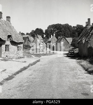 UK, England, Oxfordshire, Wroxton, Abbey Estate, circa 1750 obelisk ...