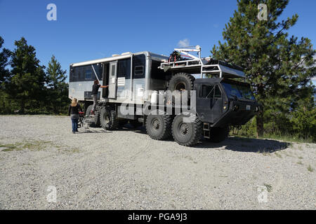 A Heavy Expanded Mobility Tactical Truck (HEMTT) A4 wrecker with the ...