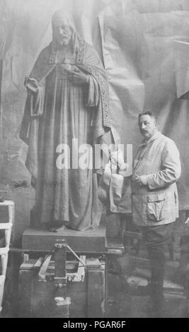 August Falise bij een Heilig Hartbeeld Stock Photo - Alamy