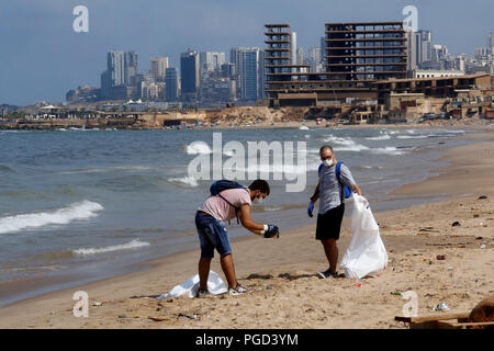 Beirut, Lebanon. 25th Aug, 2018. Lebanese environmental activists clean ...