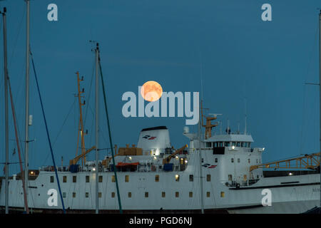 Penzance, Cornwall, UK. 25th August 2018. UK Weather. The "sturgeon ...