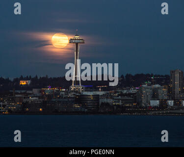 Seattle with the Space Needle and Full Moon Rising from Kerry Park ...