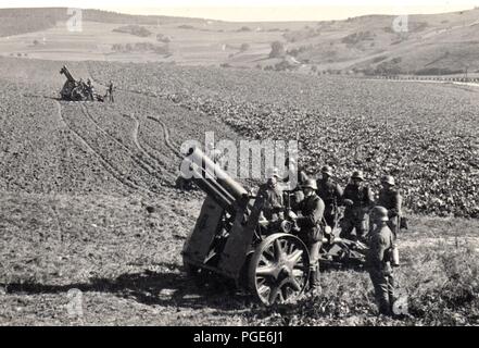 German soldiers with a 15cm heavy infantry gun 33 east of Kharkov ...