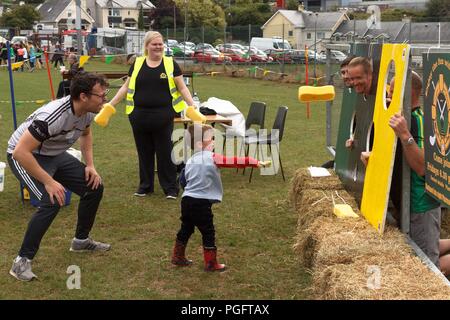 Cork, Ireland. 25th Aug, 2018. Street Preformers Draw Huge Crowds. Huge ...