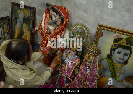 Lahore, Pakistan. 26th Aug, 2018. Pakistani Hindu people performing ...