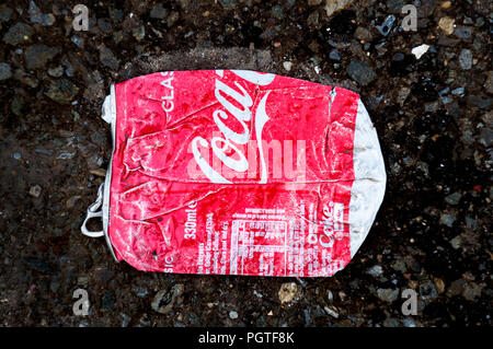 coke coca cola can rubbish litter waste packaging trash Stock Photo - Alamy