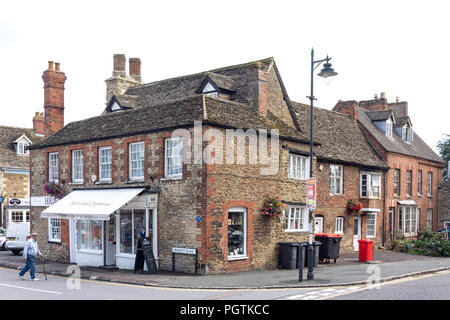 Highworth, Wiltshire, England: the market square and town centre Stock ...