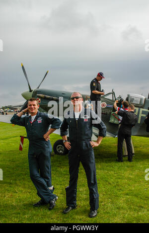 BATTLE OF BRITAIN 1940 Spitfire pilots of No 18 Squadron RAF at Manor ...
