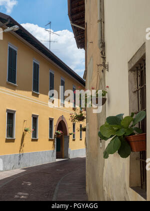 Somma Lombardo, Varese, Lombardy, Italy: typical old street Stock Photo ...