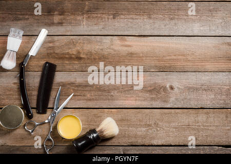 Straight razor, scissors and comb Stock Photo - Alamy