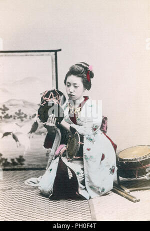 GEISHA MUSICAL INSTRUMENT JAPAN JAPANESE FIGURINE Stock Photo - Alamy