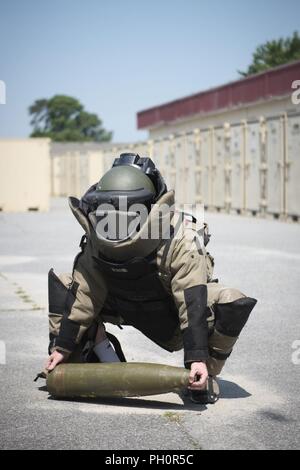 EOD Bomb Disposal Suit, used in Afghanistan and Iraq Stock Photo - Alamy
