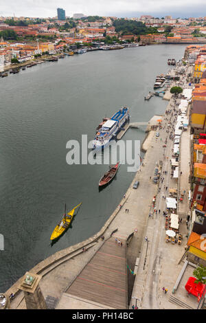 Ribeira neighborhood, next to the river Douro. Tour boats and ...