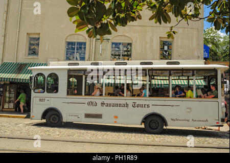 Old Savannah Tour Bus Stock Photo - Alamy