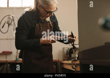 jeweler making a silver jewelry Stock Photo - Alamy