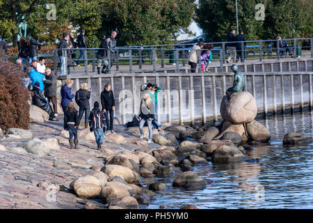 The little Mermaid, bronze statue by Edvard Eriksen 1913, Copenhagen, Denmark Stock Photo - Alamy