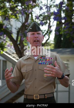 Cheif of Staff of the US Army, Gen. George W. Casey Jr., talks with ...