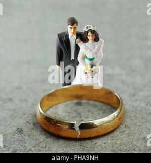 Broken Gold Wedding Ring Stock Photo - Alamy