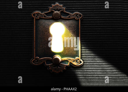 Bright light shining through a keyhole of a door Stock Photo - Alamy