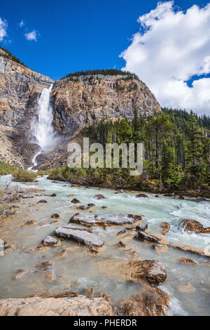 Autumn Takakkaw Falls forms a full-flowing water flow of pearl color ...