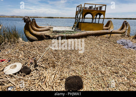 Uru woman in traditional dress on one of the floating reed islands of ...