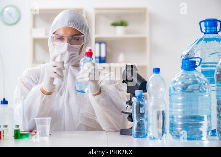 Lab assistant testing water quality Stock Photo - Alamy