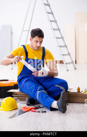 The worker with injured hand at construction site Stock Photo - Alamy
