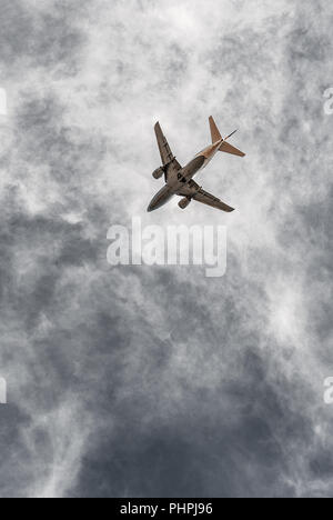 Airplane, Aircraft bottom, flying, take-off, landing Stock Photo - Alamy