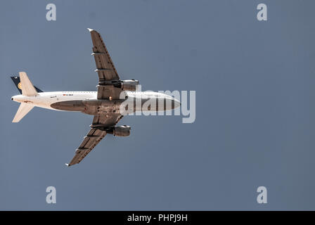 Airplane, Aircraft bottom, flying, take-off, landing Stock Photo - Alamy