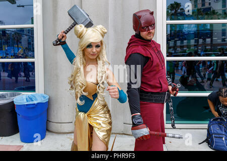 2018 San Diego Comic Con - Cosplay - Cosplayers Featuring: Mrs Pig ...