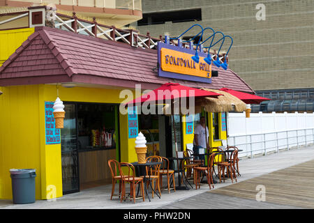 Colorful street vendor booths at the boardwalk Stock Photo - Alamy