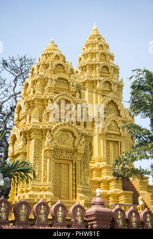 Cambodia, Phnom Penh, Wat Ounalom buddhist temple Stock Photo - Alamy