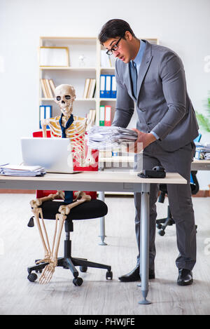 The angry boss yelling at his skeleton employee Stock Photo - Alamy