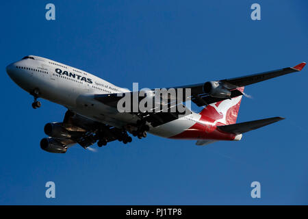 Qantas Airways Boeing 747 landing in Sydney Kingsford Smith ...