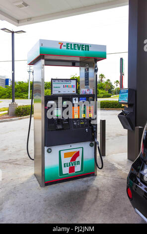 7-Eleven Mobil petrol station and convenience store Stock Photo - Alamy