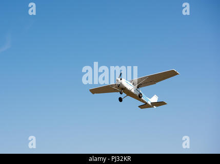 flying single prop aircraft Stock Photo - Alamy