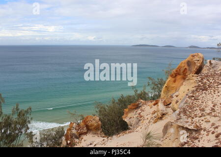 Coloured sand cliffs at Rainbow Beach Stock Photo - Alamy