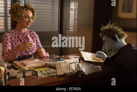 THE HAPPYTIME MURDERS, Maya Rudolph (left), Melissa McCarthy (back ...