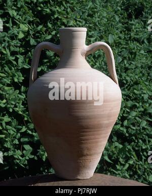 BOTIJO CON DOS ASAS Y CUELLO CON ADORNO A MODO DE CANTARO. Location ...