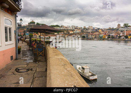 Ribeira neighborhood, next to the river Douro. Tour boats and ...