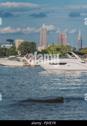 boats on the lake and cleveland skyline Stock Photo - Alamy