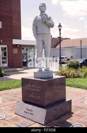Singing Statue of Perry Como in Canonsburg Pennsylvania Stock Photo - Alamy