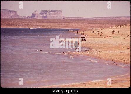 BEACH ACTIVITY ON LAKE POWELL 377 Stock Photo - Alamy