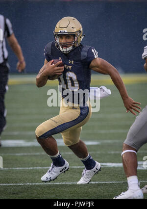 Navy Quarterback Malcolm Perry runs the ball during the 2017 Military ...