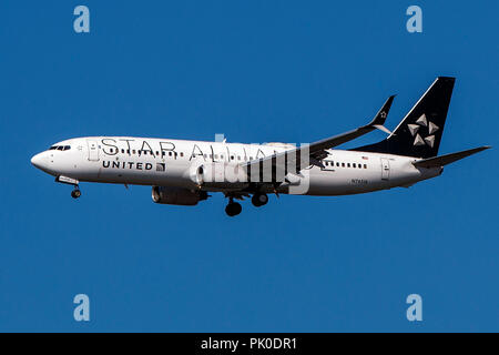 Boeing 737-824 (N76516) operated by United Airlines with the Star ...